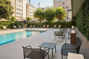 Piscina exterior sazonal, guarda-sóis, espreguiçadeiras 
