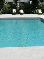 Piscina externa sazonal, guarda-sóis, espreguiçadeiras