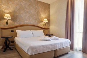 Suite Júnior | Minibar, cofre no quarto, secretária, cortinas/cortinados opacos