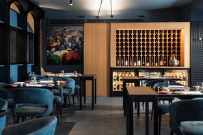 2 restaurantes: servem pequenos-almoços, almoços, jantares e brunches