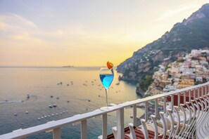 Com vista para o oceano, serve almoços, jantares e brunches 