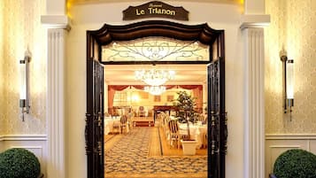3 restaurantes, pequenos-almoços servidos, cozinha francesa