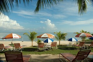 Na praia, praia de areia negra, bares na praia 