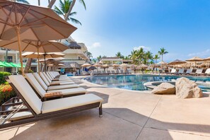 2 piscinas exteriores, guarda-sóis, espreguiçadeiras 