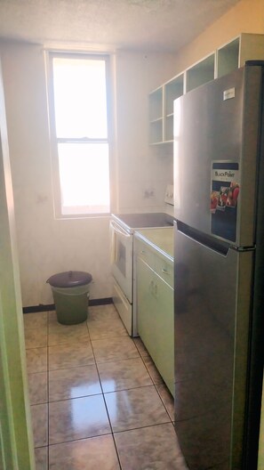 Um forno, uma placa de cozinha, uma chaleira elétrica 