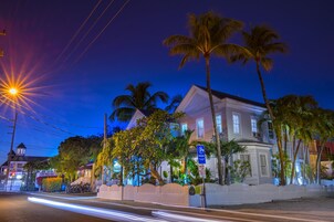 Fachada do alojamento (tarde/noite)