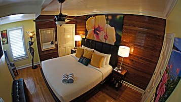 Luxury Room,w/balcony. 1 King Bed | Roupas de cama premium, individualmente decorados