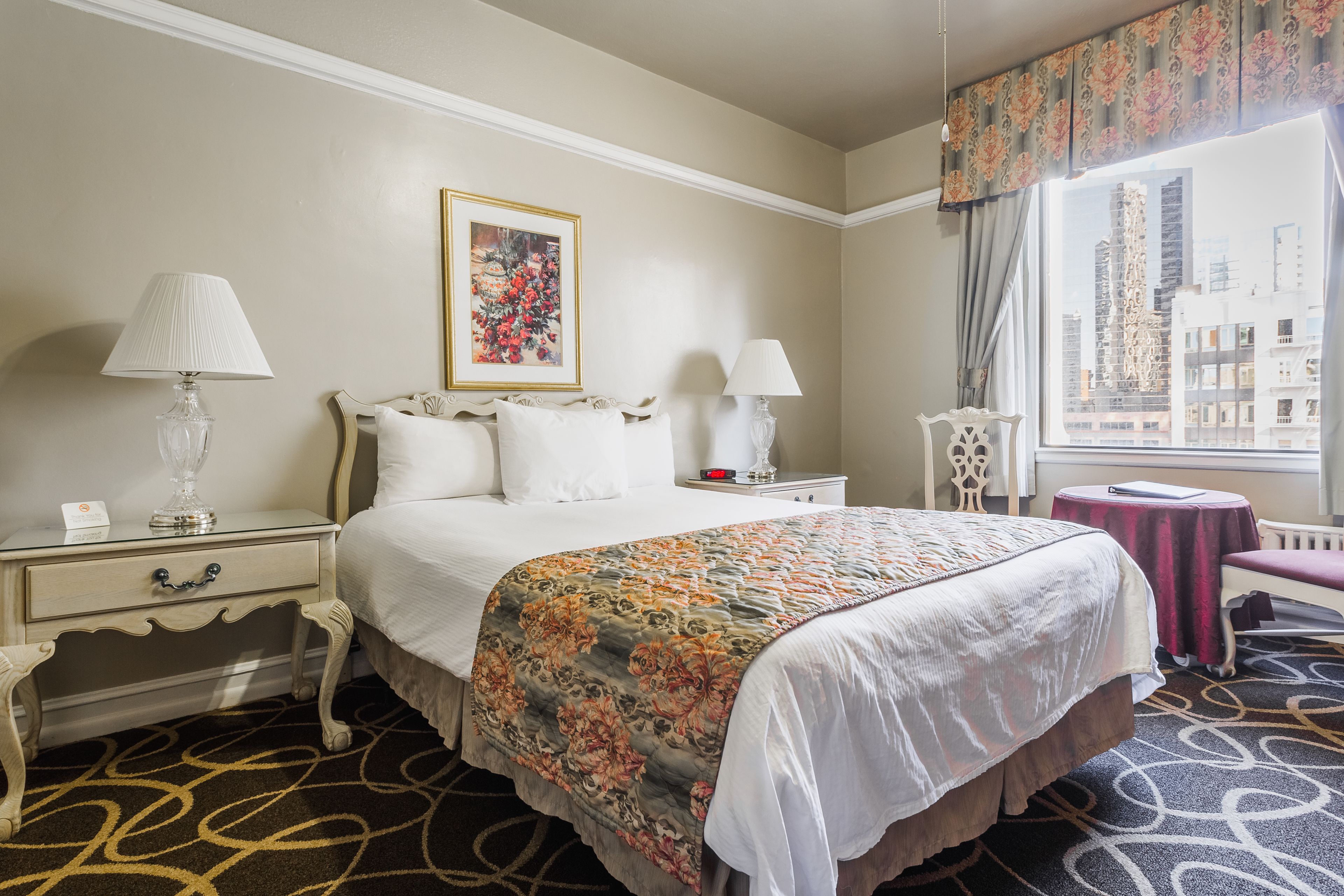 Escrivaninha, cortinas blackout, ferros/tábuas de passar roupa