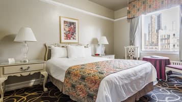 Escrivaninha, cortinas blackout, ferros/tábuas de passar roupa