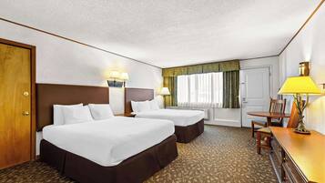 Quarto Standard, 2 camas queen-size, não fumadores, frigorífico e micro-ondas (1st Floor) | Roupa de alta qualidade, cofre no quarto, cortinas/cortinados opacos