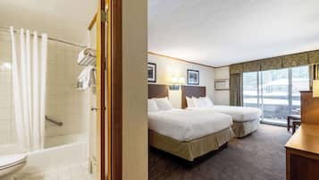 Quarto standard, 2 camas Queen, para não fumantes, geladeira e micro-ondas (1st Floor) | Roupas de cama premium, cofres nos quartos, cortinas blackout