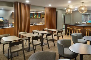 Café da manhã para viagem grátis todos os dias