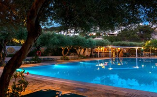 Piscina exterior sazonal, guarda-sóis, espreguiçadeiras 