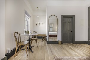 1 King Bedroom | Roupas de cama premium, ferros/tábuas de passar roupa, Wi-Fi de cortesia