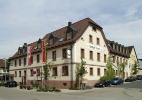 Um edifício tradicional com uma placa que diz 'Gasthof Grone'.