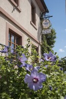 Um edifício com uma placa que diz 'Lanchburger Saftbrau' e 'Gasthof zur Reune'.