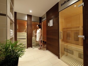 Piscina interior, espreguiçadeiras 