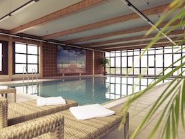 Piscina interior, espreguiçadeiras