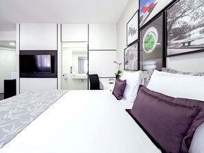 Frigobar, cofres nos quartos, escrivaninha, cortinas blackout