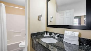 Quarto Standard, 1 cama king-size, não fumadores | Casa de banho | Um secador de cabelo, toalhas fornecidas