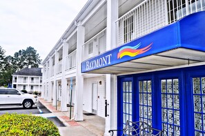 Um hotel com toldo azul e uma placa que diz 'BAYMONT'.