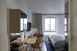 Roupa hipoalergénica, minibar, cofre no quarto, secretária