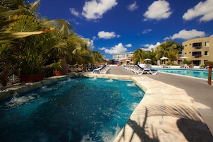 Piscina exterior, guarda-sóis, espreguiçadeiras