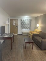 Suite Deluxe, 1 cama king-size, banheira de hidromassagem grande | Sala de estar | Televisor