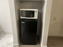 Quarto Duplo Deluxe, 2 camas de casal, casa de banho privativa | Cozinha privada | Um frigorífico, um micro-ondas