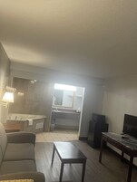 Suite Deluxe, 1 cama king-size, banheira de hidromassagem grande | Sala de estar | Televisor