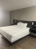 Suite Deluxe, 1 cama king-size, banheira de hidromassagem grande | Casa de banho | Uma combinação polibã/banheira, artigos de higiene pessoal grátis