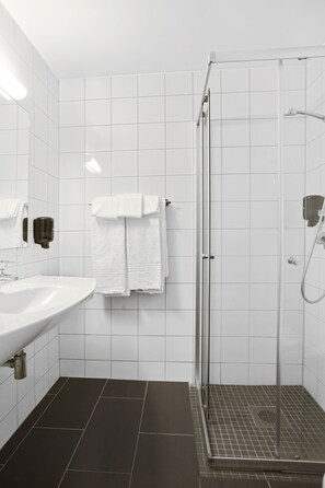 Quarto família | Banheiro | Chuveiro, secador de cabelo (mediante solicitação), toalhas de banho 