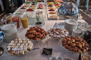 Pequeno-almoço tipo buffet diário mediante uma taxa 