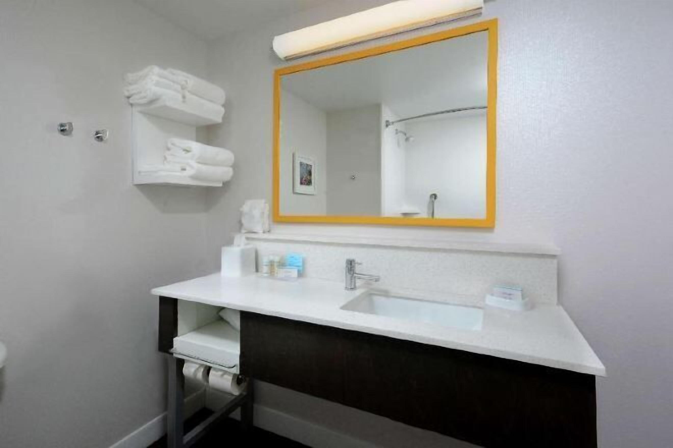 Artigos de higiene pessoal grátis, um secador de cabelo 