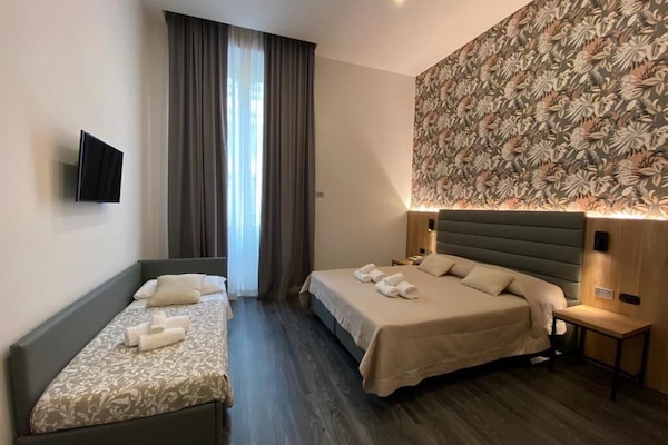 Lençóis italianos Frette, escrivaninha, espaço de trabalho para notebook