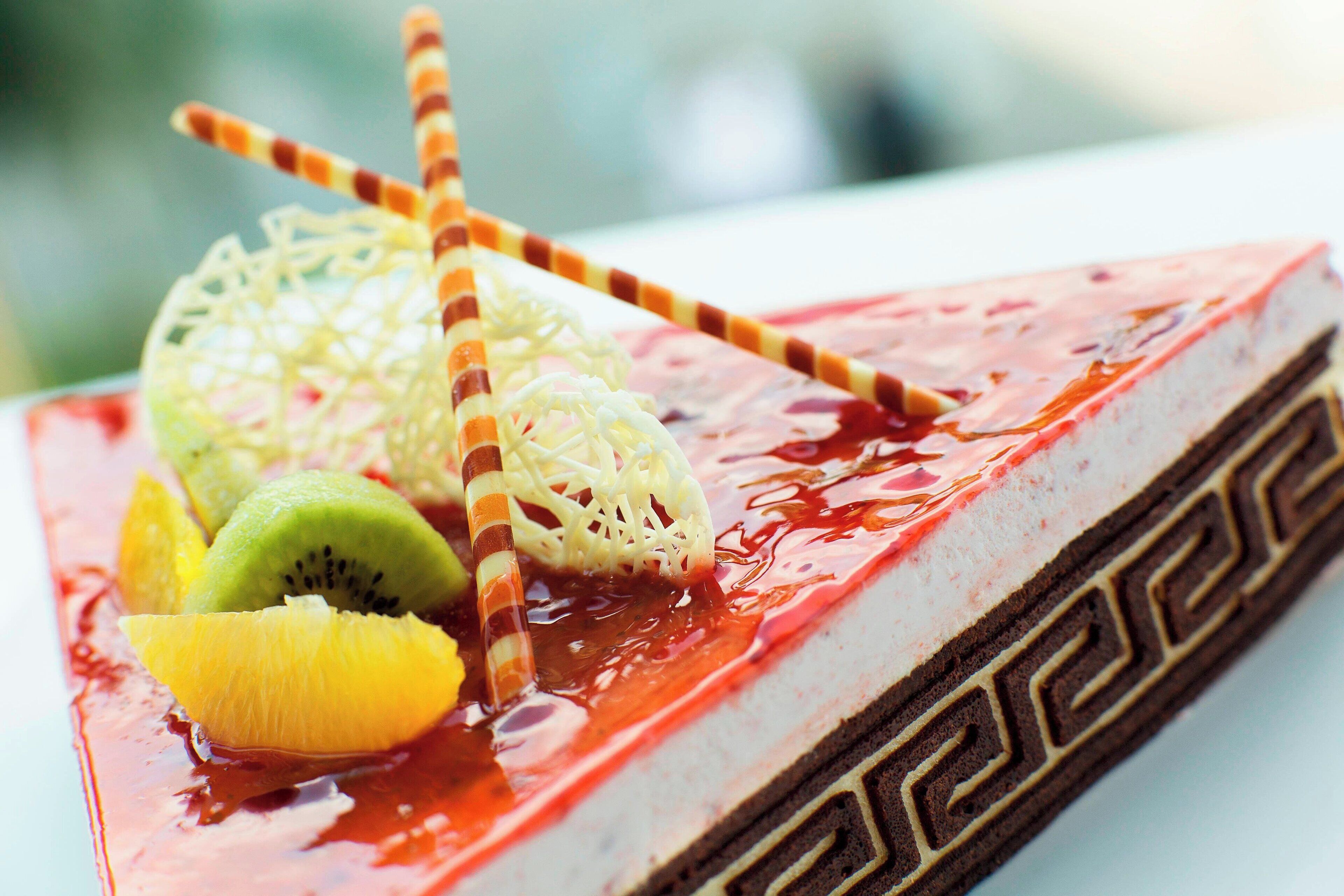 Uma sobremesa com fruta e uma moldura estampada.