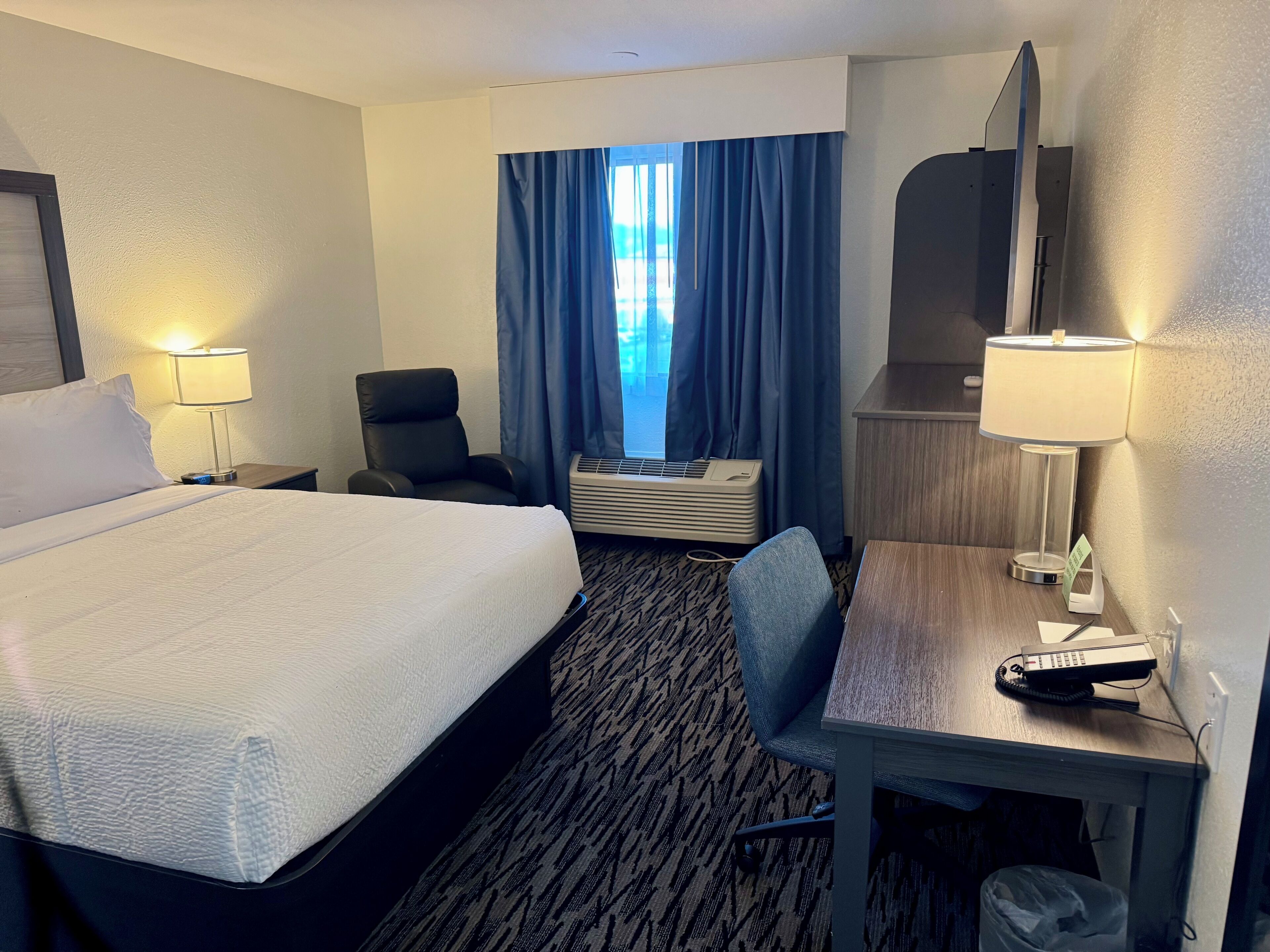 Quarto Standard, 1 cama queen-size | Roupa de alta qualidade, edredões de penas 