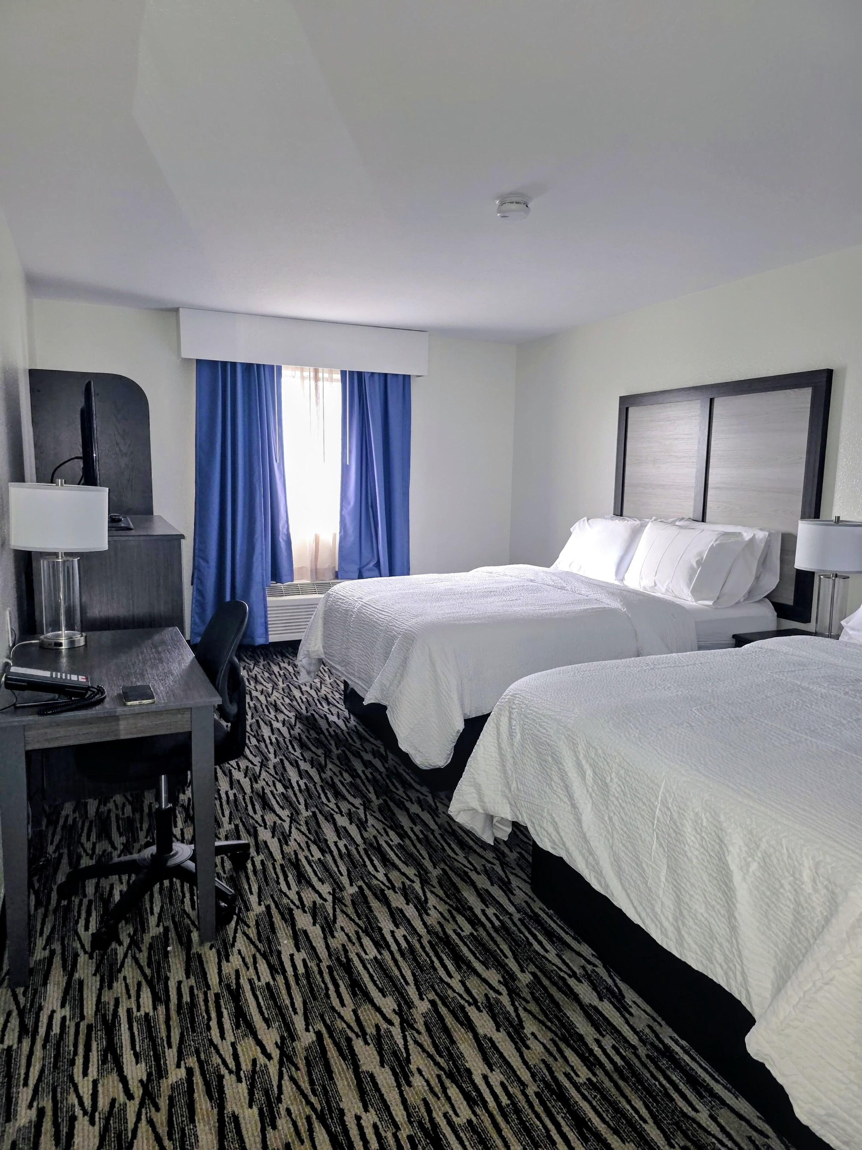 Quarto standard, 2 camas Queen | Roupas de cama premium, edredons de pluma, camas Tempur-Pedic