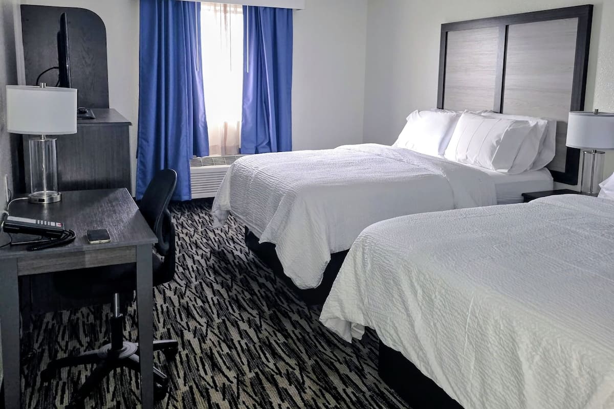 Quarto standard, 2 camas Queen | Roupas de cama premium, edredons de pluma, camas Tempur-Pedic