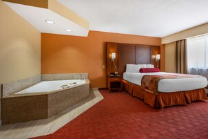 Suíte, 1 cama King, para não fumantes, banheira de hidromassagem (Living Room;with Sofabed) | Escrivaninha, cortinas blackout, ferros/tábuas de passar roupa