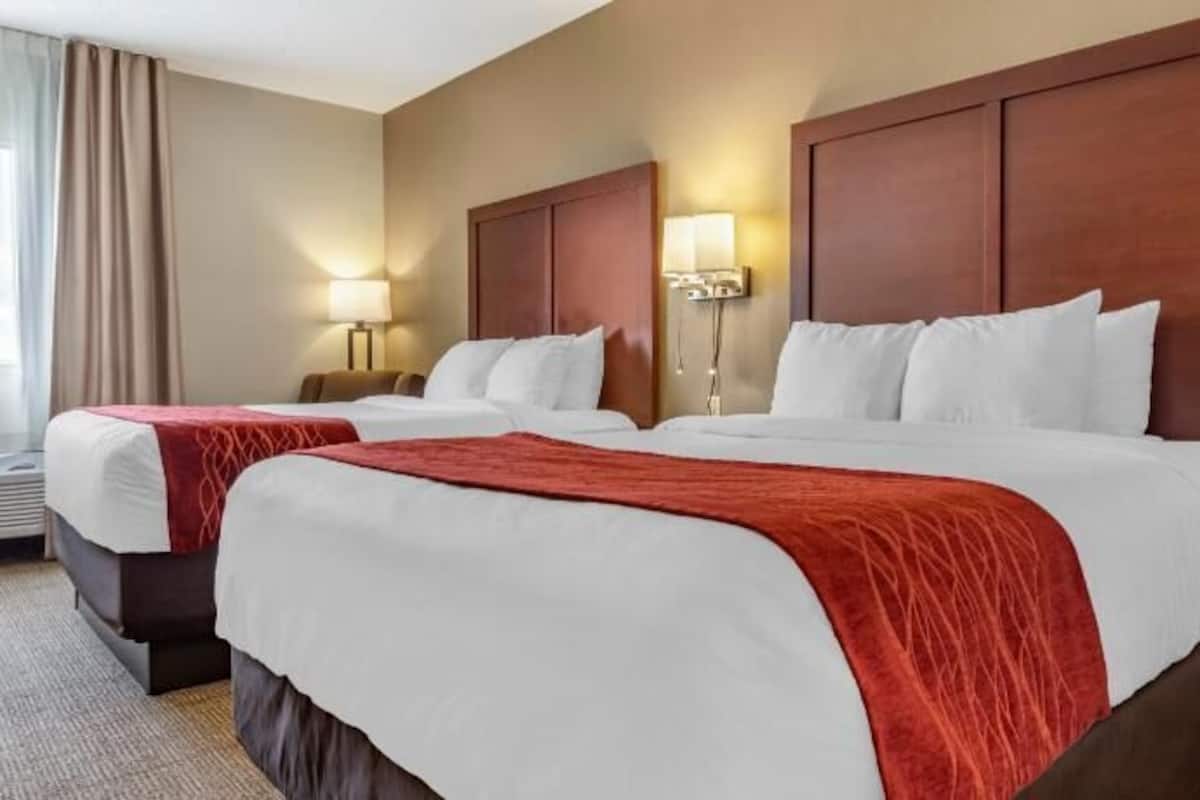 Roupas de cama premium, escrivaninha, espaço de trabalho para notebook