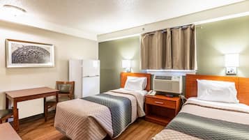 Estúdio, 2 camas de solteiro, para não fumantes | Escrivaninha, cortinas blackout, Wi-Fi de cortesia, roupa de cama
