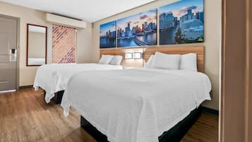 Quarto, 2 camas de casal, acessível, não fumadores (Roll-In Shower) | Secretária, ferro/tábua de engomar, camas desdobráveis, Wi-fi grátis