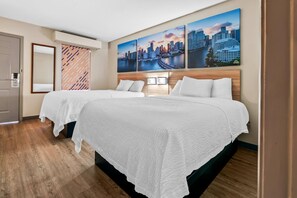 Quarto, 2 camas de casal, acessível, não fumadores (Roll-In Shower) | Secretária, ferro/tábua de engomar, camas desdobráveis, Wi-fi grátis 
