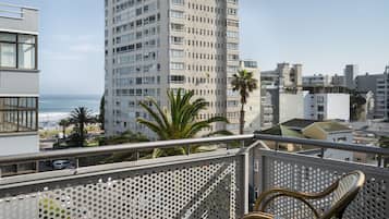 Quarto, 1 cama King, vista parcial para o mar (Balcony) | 1 quarto, cofres nos quartos, escrivaninha