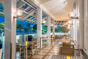 Pequenos-almoços, almoços, jantares servidos, com vista para a praia 