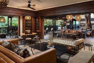 2 bares/lounges, um bar junto à piscina 