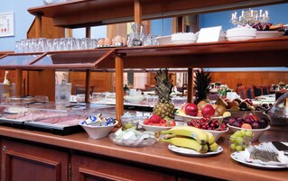 Serviço de almoço e jantar; culinária italiana, restaurante ao ar livre 