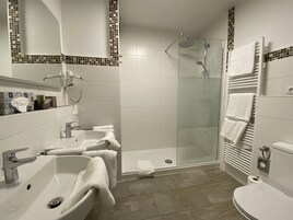 Quarto casal superior, para não fumantes | Banheiro | Produtos de toalete grátis, secador de cabelo, roupões de banho 