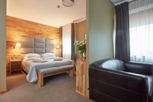 Quarto casal luxo | 1 quarto, roupas de cama premium, cofres nos quartos, escrivaninha